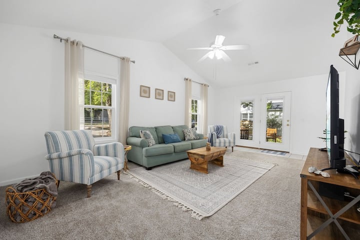 Coastal Retreat With Hot Tub, Close To The Beach - Pawleys Island, SC