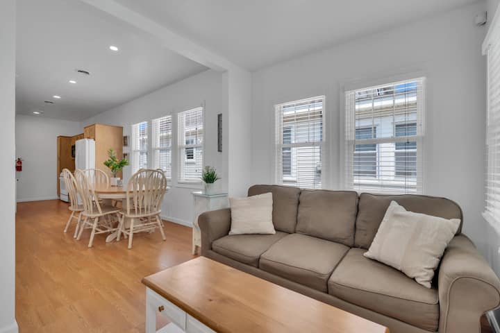 3 Bedroom Beach Escape. 6 Beach Badges Included. - Toms River, NJ