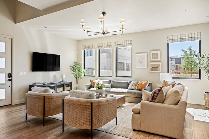 A Bit Of Paradise: Desert Color Lagoon + Beaches - St. George, USA