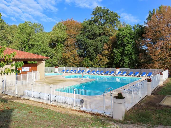 Gite Sur Un Petit Parc Avec Piscine Dans Le Lot - Lot