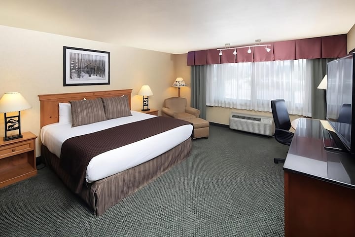 Minutes From Conrad Mansion! Free Parking, Pool! - Kalispell, MT