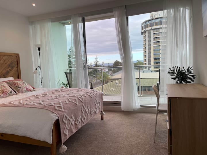 Glenelg Resort Style Beachside Apartment - Glenelg