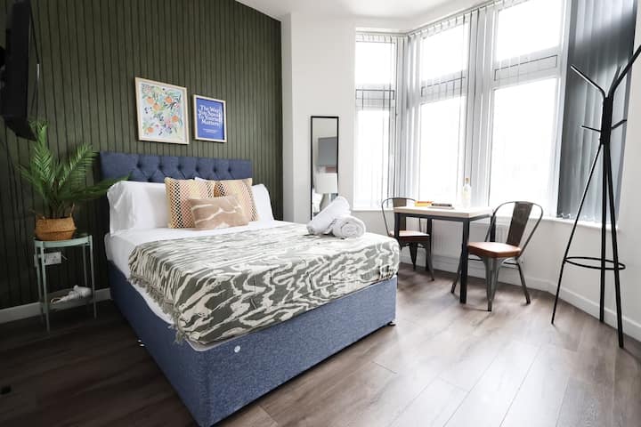 Contemporary & Chic Studio No1 -Cohost Collections - Cardiff