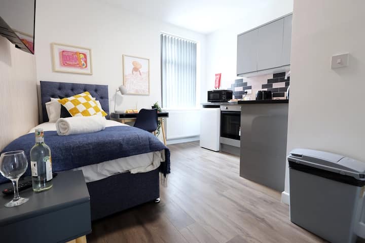 Contemporary & Chic Studio No5 -Cohost Collections - Cardiff