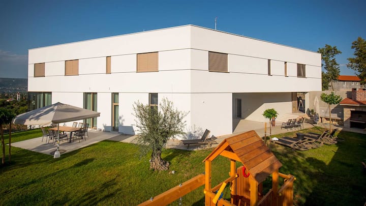 Villa In Zmijavci With Tennis And Basketball Court - Imotski