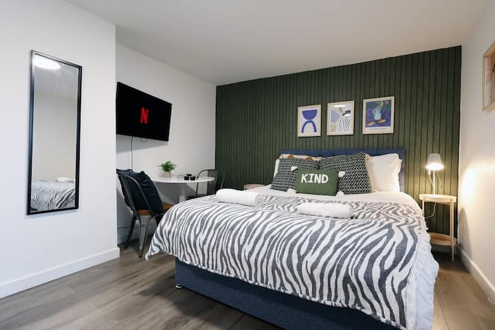 Contemporary & Chic Studio No7 -Cohost Collections - Cardiff