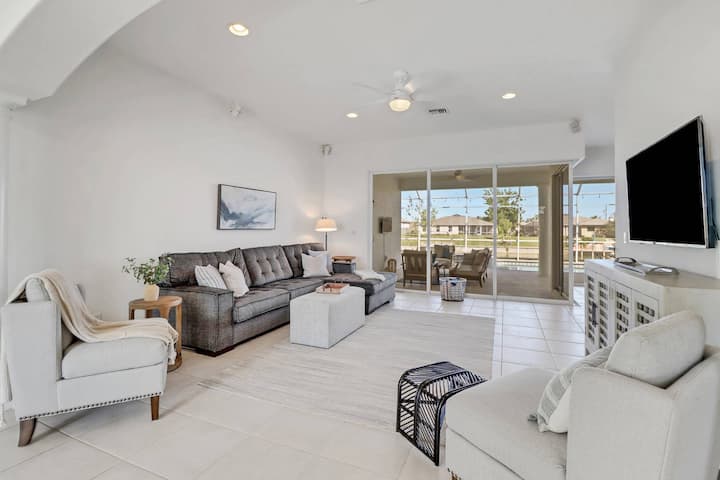 Lovely Pool Home! Kayaks, Ping Pong Table & Wi-fi! - Cape Coral, FL