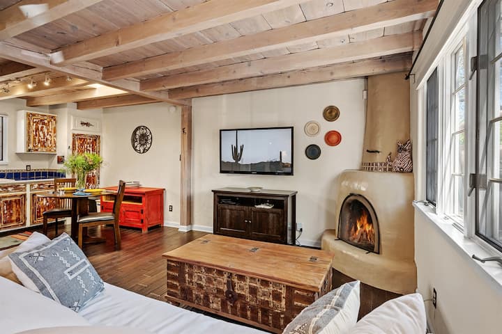 Desiderata - Kiva Fireplace, Walk Everywhere - Santa Fe, NM