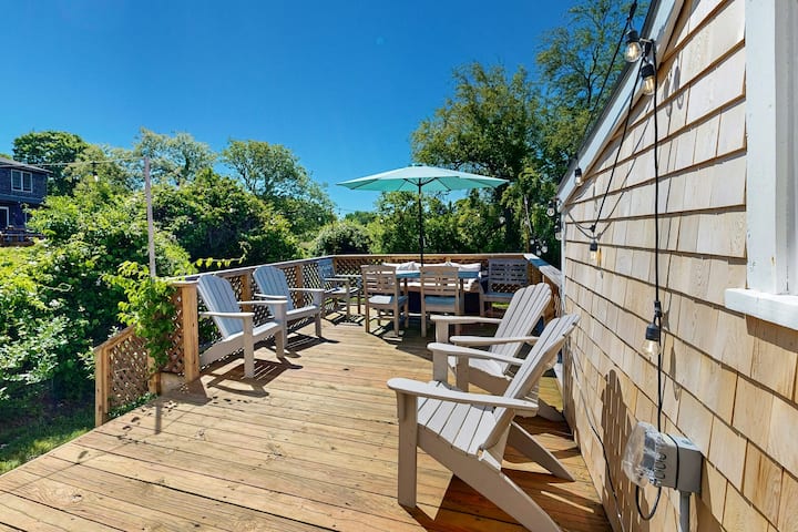 3br Water-view Home With Backyard, Kayaks, Grill - Chilmark, MA