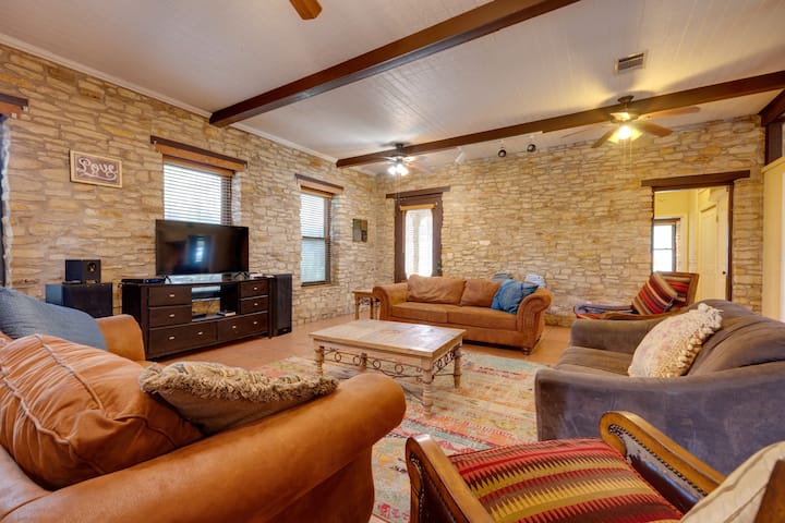 10-acre San Marcos Vacation Rental ~ 6 Mi To Tsu! - Kyle, TX