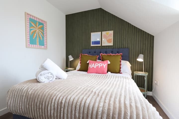 Contemporary & Chic Studio No9 -Cohost Collections - Cardiff