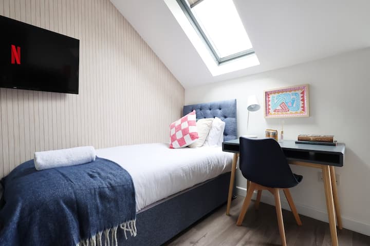 Contemporary & Chic Studio No8 -Cohost Collections - Cardiff
