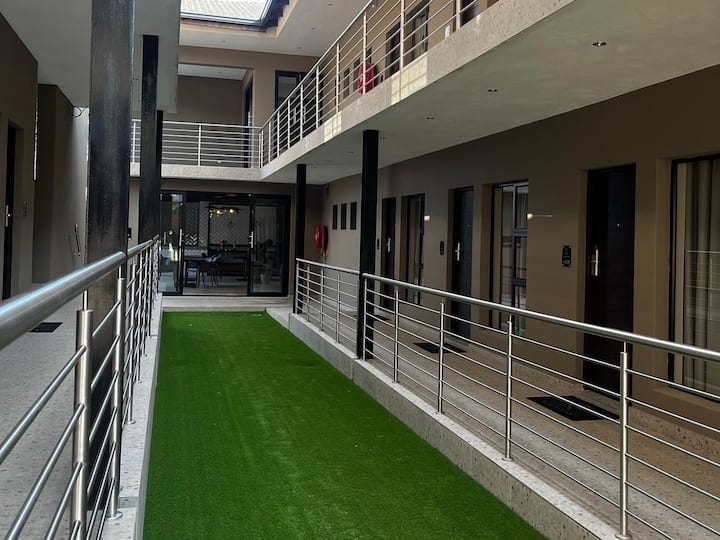 Deluxe King Room With Bath And S/couch - Brits