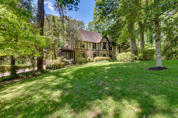 Stunning Clayton Tudor Home - Close To Downtown! - Clayton, GA