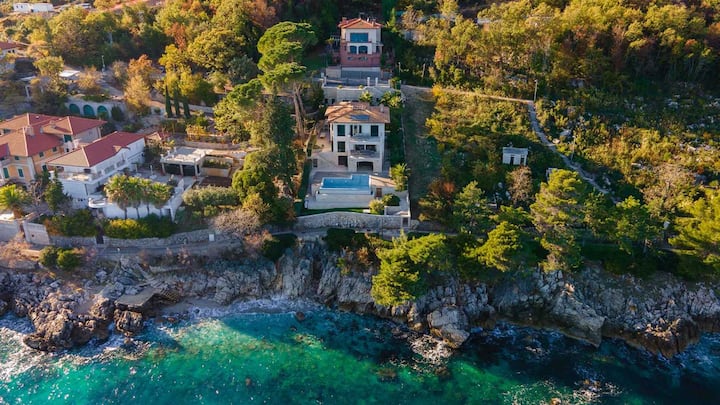 A Modern, Beachfront Villa In Kvarner Bay - Medveja