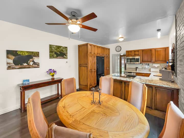 Reminiscent Downtown Cottage - Grand Junction, CO