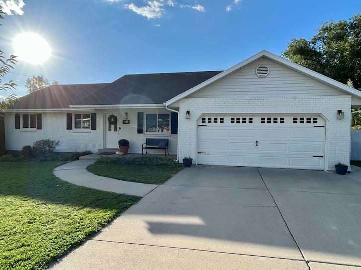 Business In Front And Fun In The Back! Pets Too! - Orem, UT