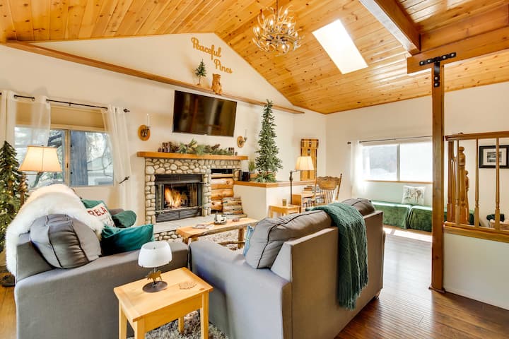 'Peaceful Pines' Running Springs Home W/ 3 Decks - Running Springs, CA