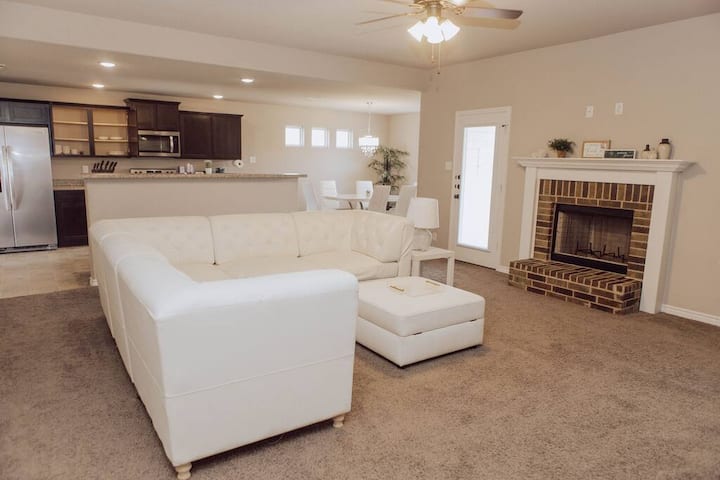 The Winstay. Luxury 3 Beds, 2 Bathrooms And Movie! - Copperas Cove, TX