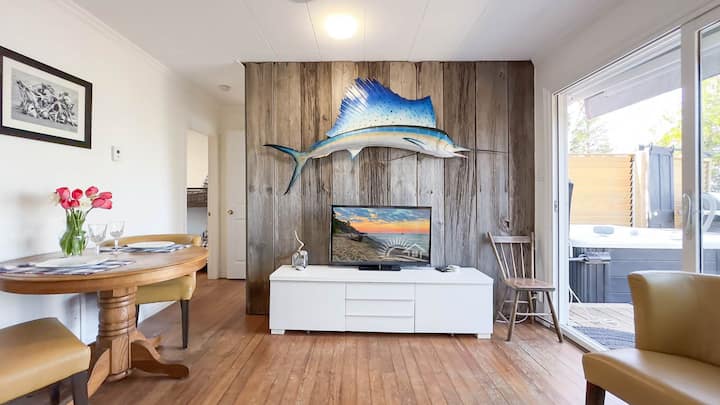 Summerset Cottage, Lakeview Hot Tub - Bayfield