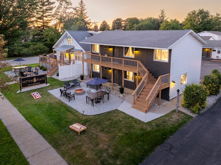 Mitten Flats #4 - 1 Block To The Beach! Hot Tub! - Ludington, MI
