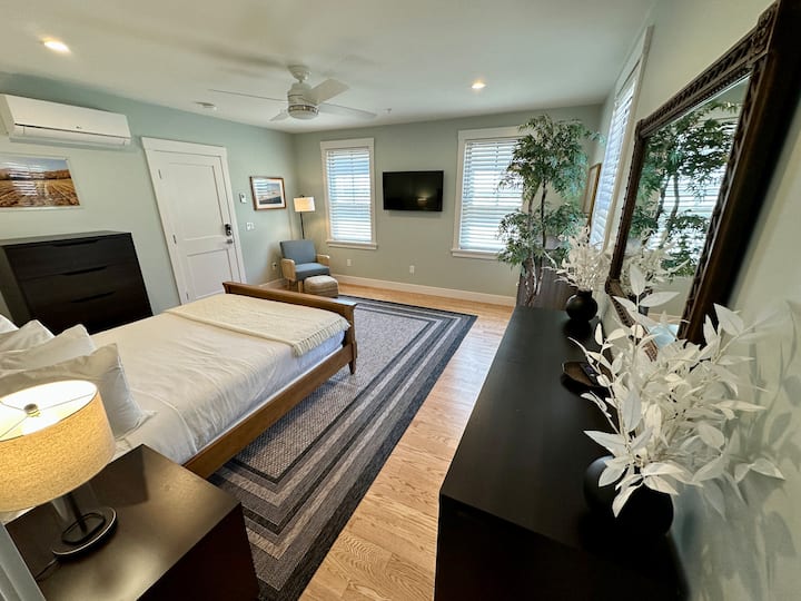 Beautiful 1 Bed/ 1 Bath/ Parking Downtown Newport - Jamestown, RI