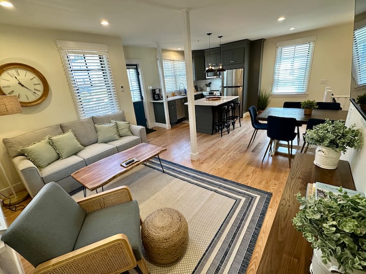 Stunning 2 Bed/ 1.5 Bath/ Apartment W/ Parking - Newport, RI