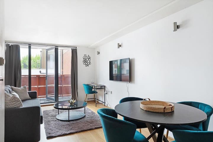 Stylish Apartment With Underground Parking - London