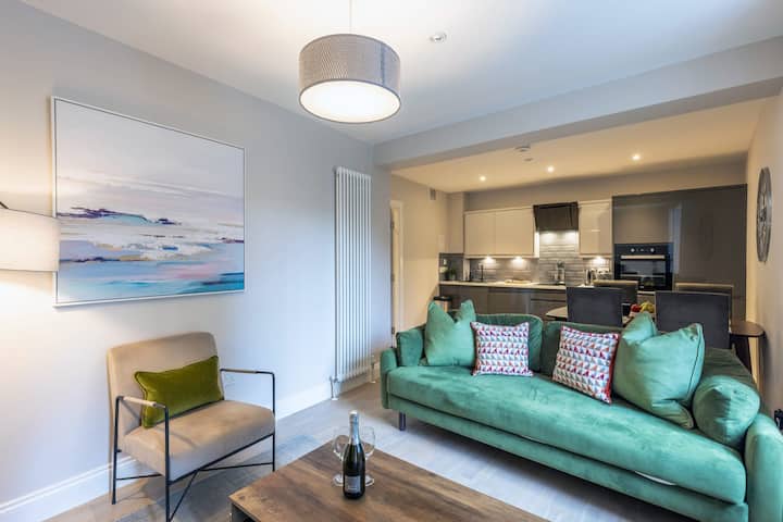 Edinburgh City Centre 2 Bed Apartment - Edinburgh Airport (EDI)