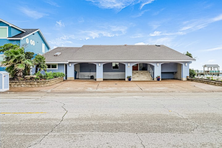 Dog-friendly, Bayfront 4br With Hot Tub & Pier - Rockport, TX