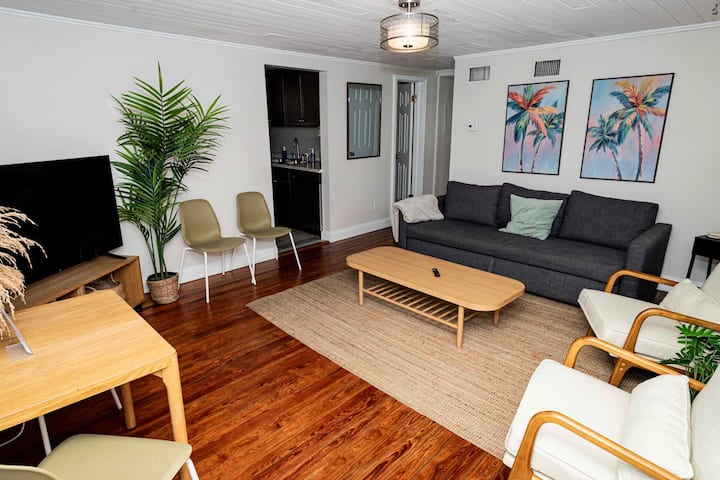 Slow Pace Beach Living - Pool - Steps From Beach - Neptune Beach, FL