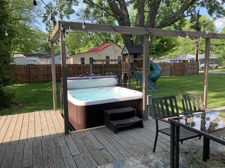 Relaxing Ohio Escape With Hot Tub & Spacious Yard - Geneva, OH