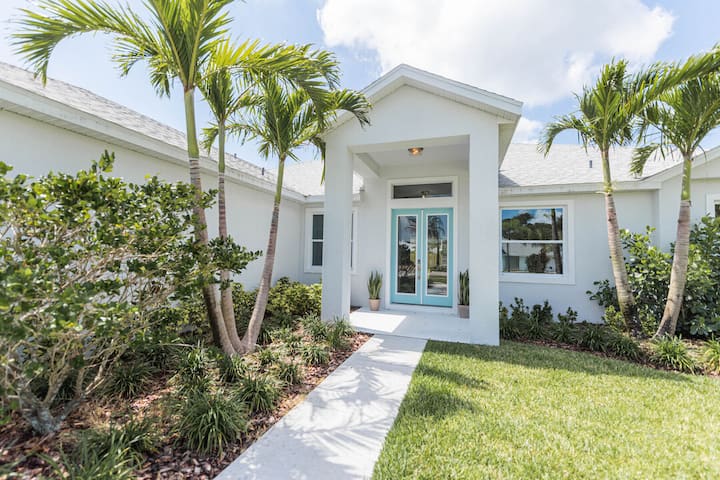 Luxury Home - Steps To Beach W/hot Tub - Cape Canaveral, FL