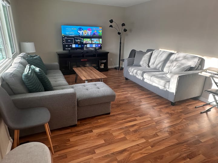 Wem, Foosball, 5-br Bungalow, Off-leash Ravine - Edmonton, Canada