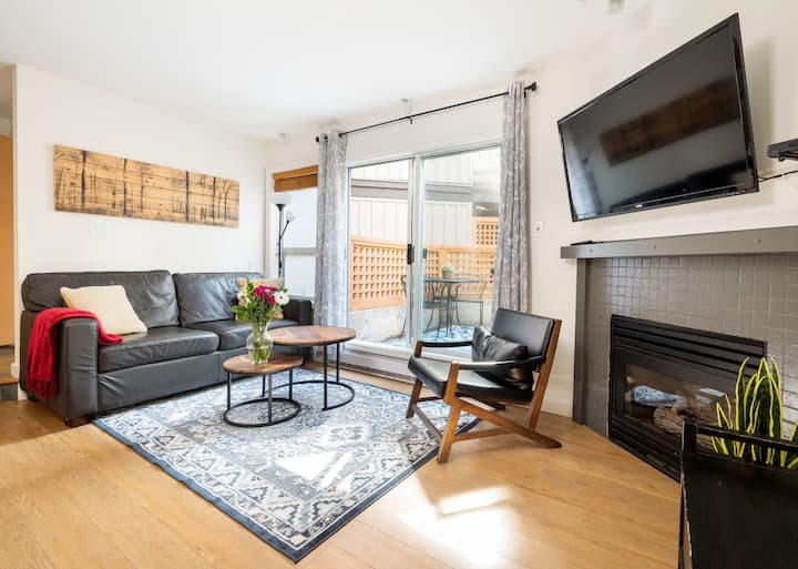 Private Hot Tub, Free Parking @ Glacier's Reach - Whistler