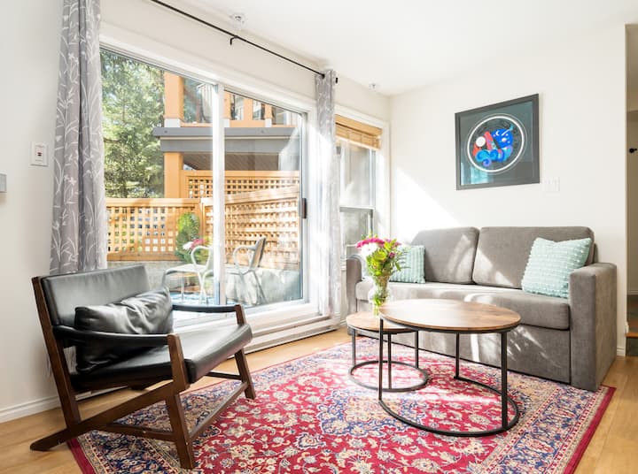 Private Hot Tub, Patio And Free Parking @ Glaciers - Whistler