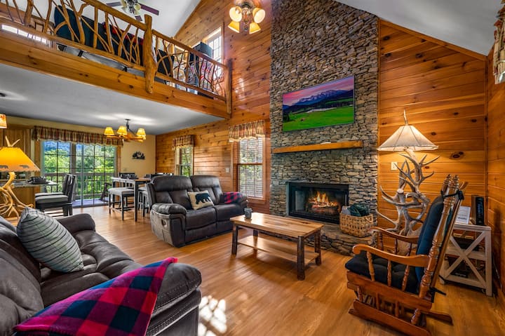 Mountain Views | Golf & Pool Min To Cades Cove! - Townsend, TN