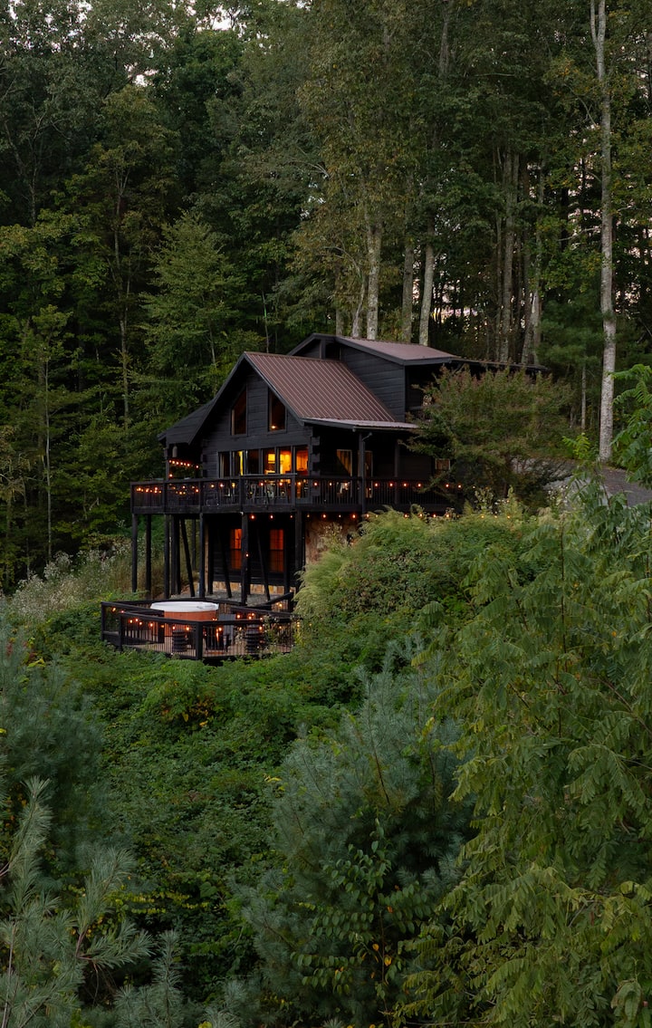 Modern Rustic Chalet| Breathtaking Views | Hot Tub - Blue Ridge, GA