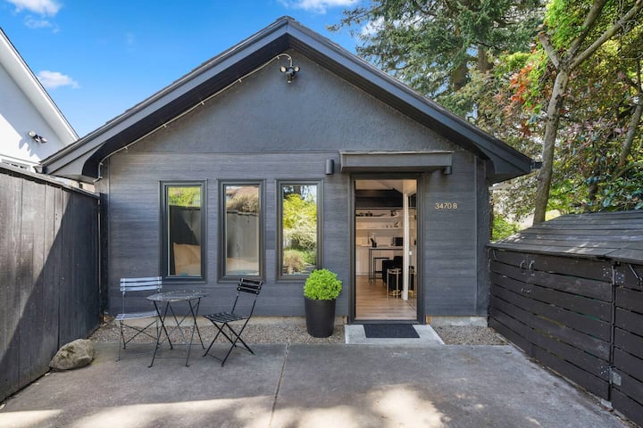The Black Studio: Modern, Private Guesthouse - Portland, OR