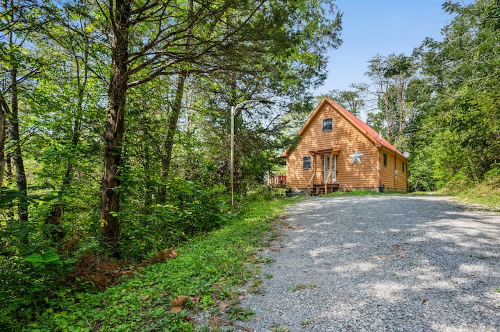 Cozy 1br + Loft W/ Hot Tub! Fire Pit + Near Town! - Sevierville, TN
