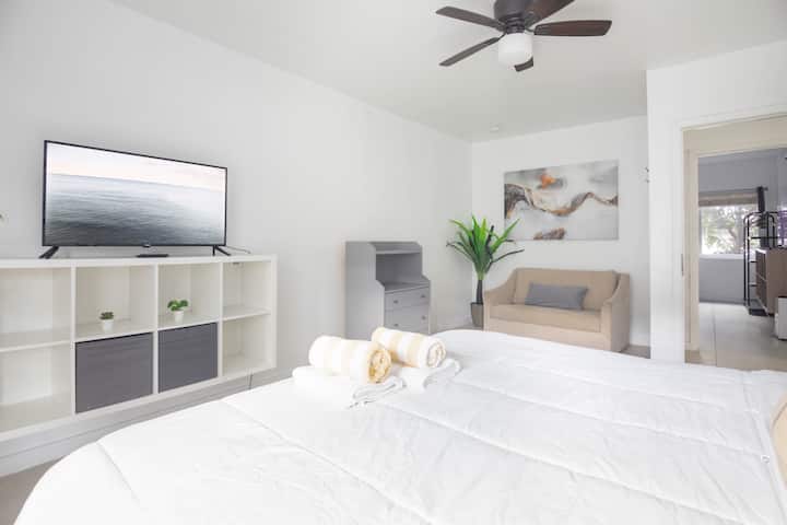 Spacious 2-bedroom Apt In The Heart Of Sobe - Miami, FL