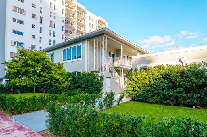 Spacious 2-bedroom Apt In The Heart Of Sobe - Miami Beach, FL