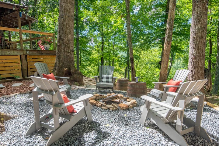 New Rental! Overlooking The New River - Cozy Cabin - Fleetwood, NC