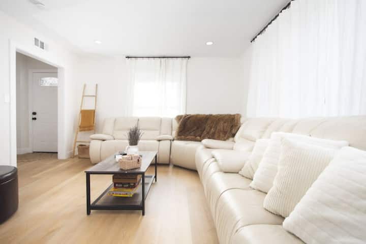 Saltwater Pool Home Disney & Beaches – Sleeps 14+ - Santa Ana, CA