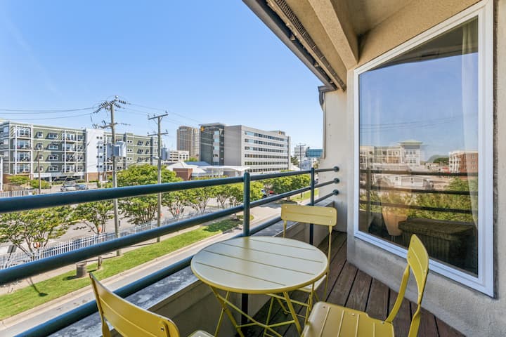Walk To Ocean | Balcony Views - Virginia Beach, VA