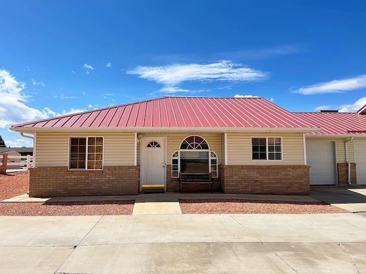 Downtown Kanab Family Townhome, Dew Drop Inn! - Fredonia, AZ
