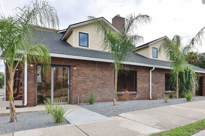 3 Br Urban Hideaway - Steps From Daily's/tiaa Fld!