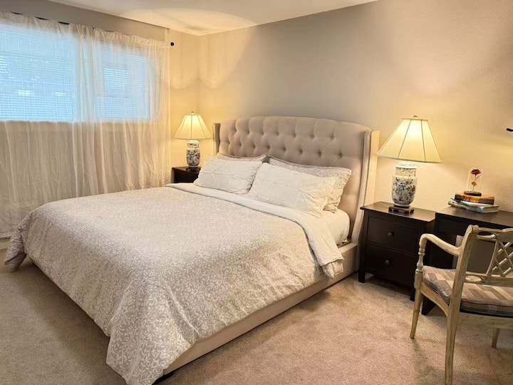 Pet Friendly Bellevue Condo With Stunning City Vie - Bellevue, WA