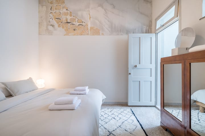 Charlie – Timeless Charm & Modern Comfort - Athens