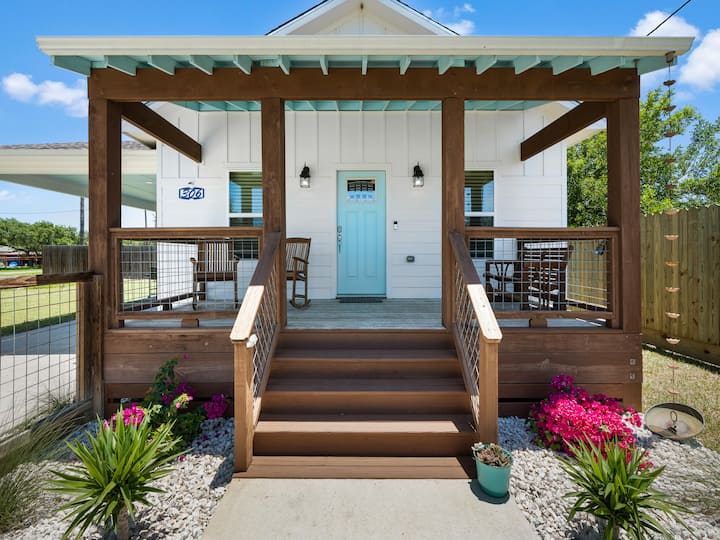 Five Oaks Cottage | Close To Pier & Beach! - Rockport, TX